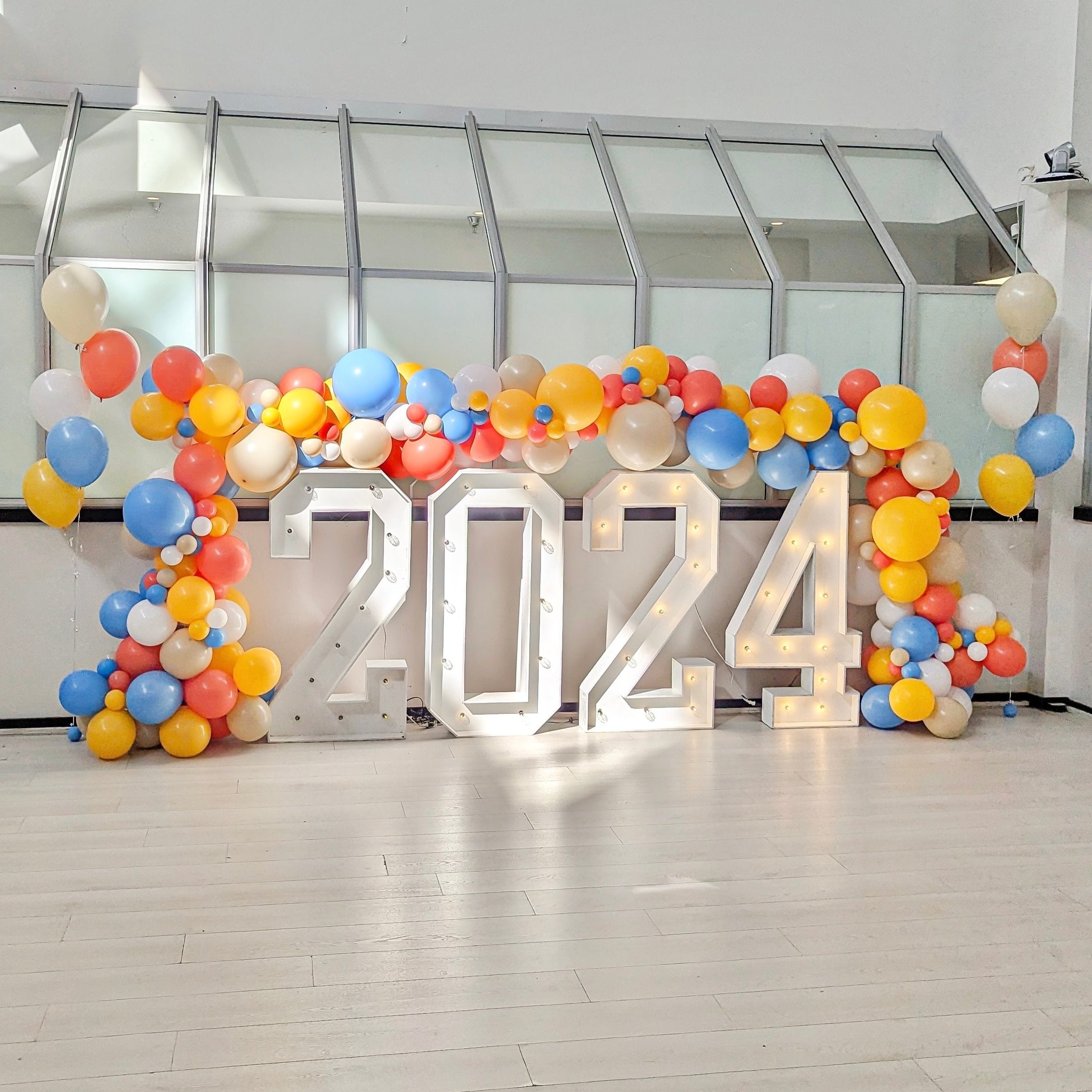 Organic Balloon Picture Frame Creation – Vancouver Balloons