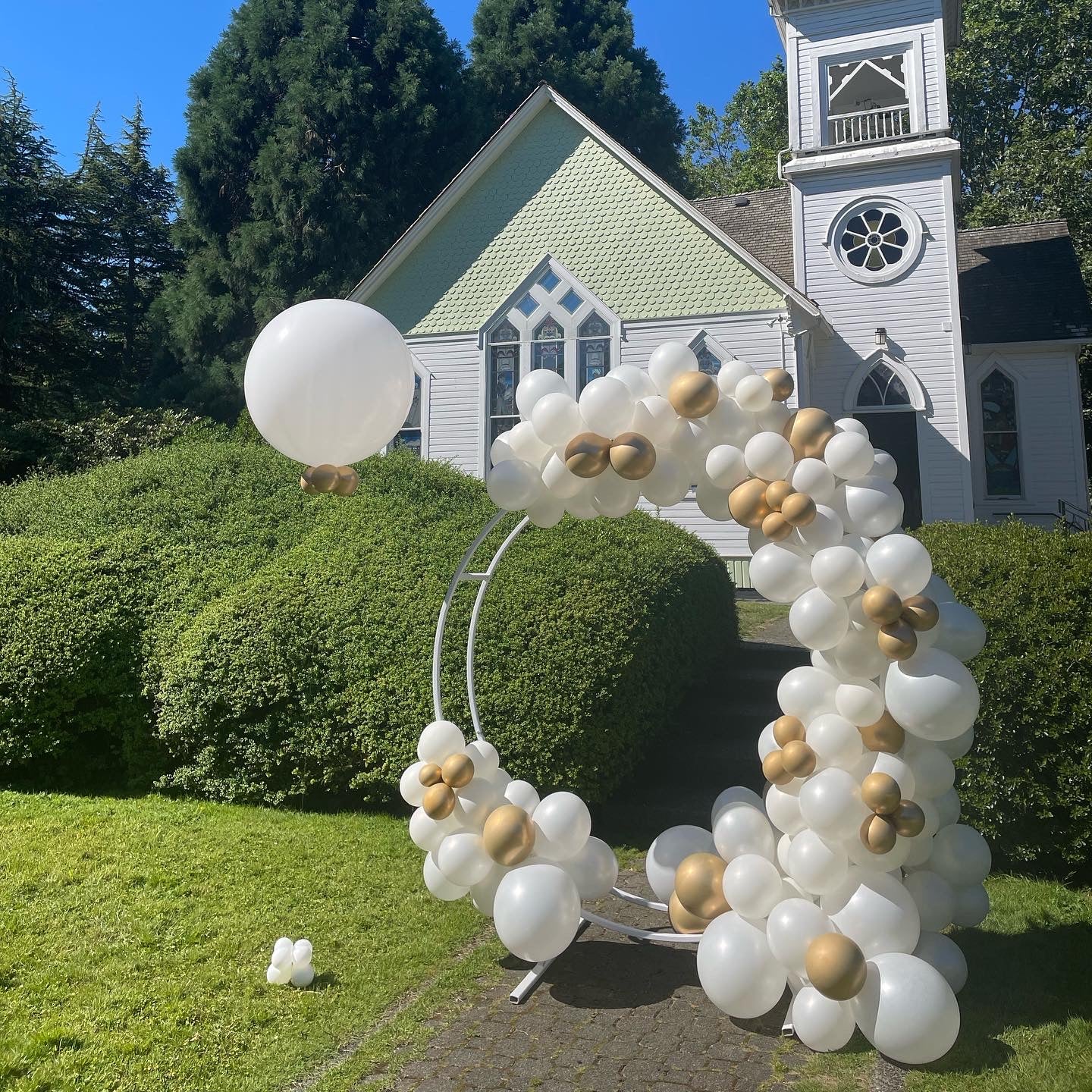Organic Half Circle Balloon Arch – Vancouver Balloons